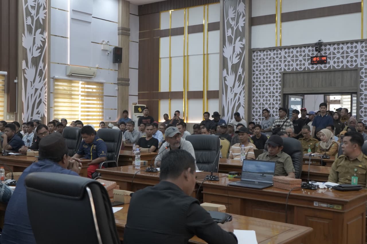 Kelangkaan Solar Subsidi Picu Aksi Sopir Truk Datangi DPRD Balangan ...